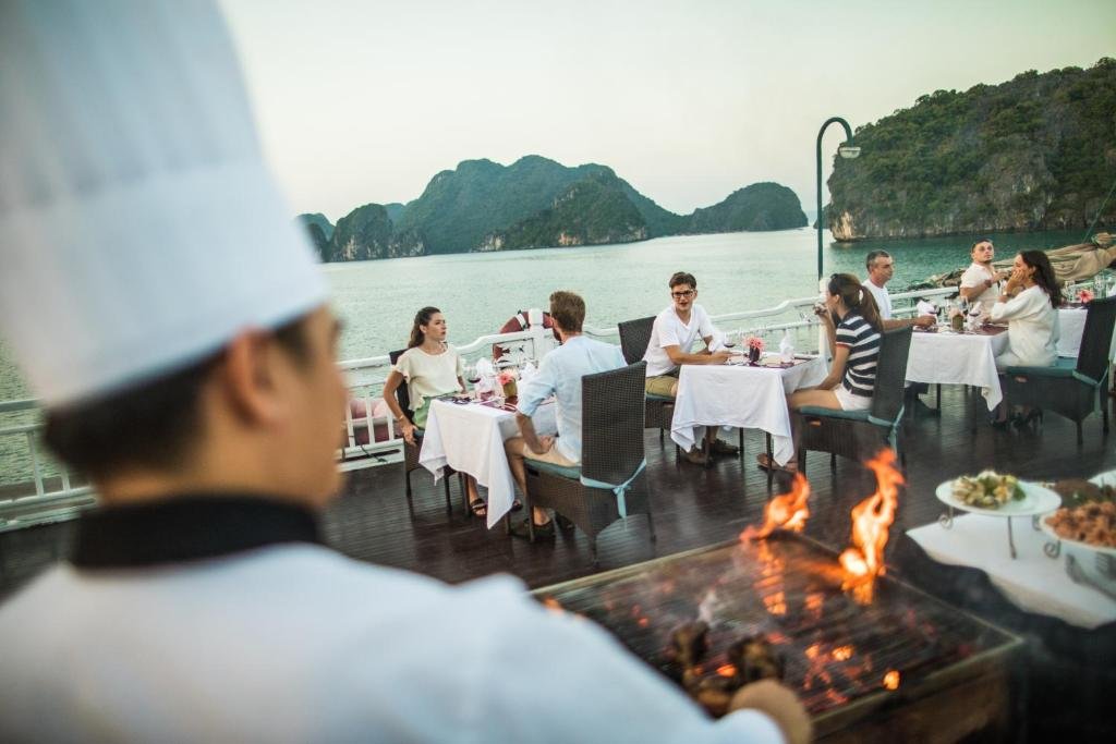Bhaya Classic – Elegancia Atemporal en la Bahía de Halong - Asia ...